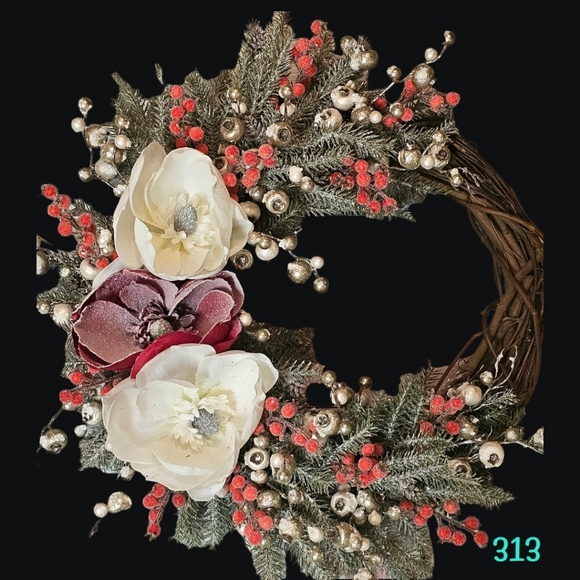 taralynnboutik | Accents | Traditional Winter Wreath | Poshmark